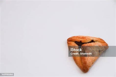 Hamantash 흰색 배경에 고립 된 부림절 기간 동안 전통적으로 먹는 Ashkenazi 유대인 삼각형 채워진 포켓 페이스트리 공휴일에 대한 스톡 사진 및 기타 이미지