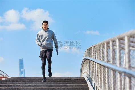男青年户外运动热身高清图片下载 正版图片501536269 摄图网
