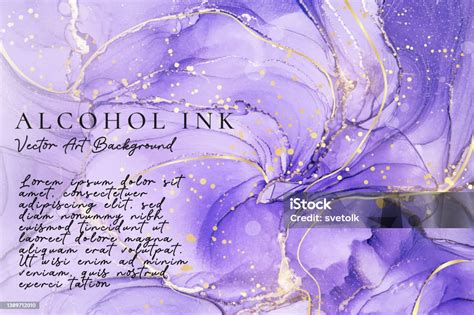 황금 얼룩이있는 고급 보라색 액체 수채화 배경 로얄 퍼플 대리석 알코올 잉크 그리기 효과 웨딩 초대 인증서 메뉴에 대한 벡터