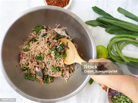 산은 라임 칠리 파우더 긴 고수 긴 콩 과 함께 스테인레스 믹싱 볼에 고등어 생선 샐러드와 매운 쌀 국수를 손으로 섞는 여성 강철에 대한 스톡 사진 및 기타 이미지 Istock