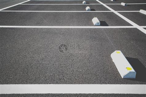 室外沥青停车场的空位高清图片下载 正版图片503266167 摄图网