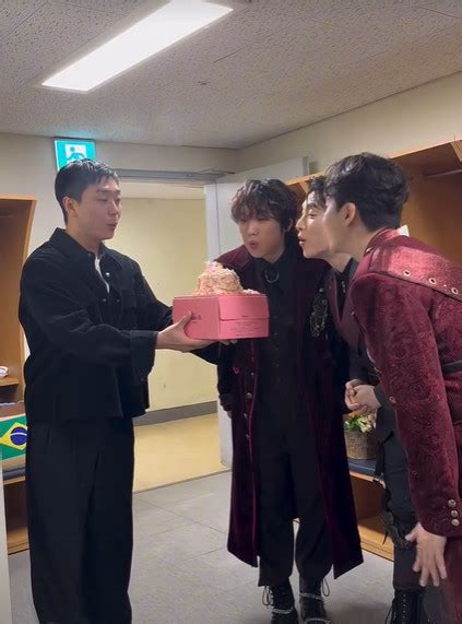 ‘군인 고우림 ♥김연아와 콘서트 데이트 포착…포레스텔라 응원