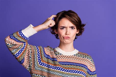 사랑스럽고 영리한 걱정 여자가 세련된 옷을 입고 보라색 배경에 고립 된 머리를 만지는 사진입니다 25 29세에 대한 스톡 사진 및 기타 이미지 Istock