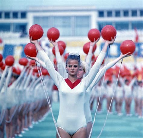 Ddr Fotoarchiv Leipzig Sportlerinnen Auf Dem Turn Und Sportfest 1969 In Leipzig