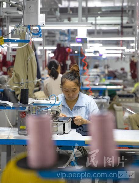 安徽芜湖：订单服装生产忙 人民图片网