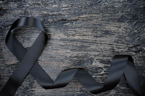 복사 공간이있는 어두운 나무 배경에 검은 리본의 상단 보기 흑색종 또는 피부암 갱 예방 및 Narcolepsy 인식 개념 예방에 대한 스톡 사진 및 기타 이미지 Istock