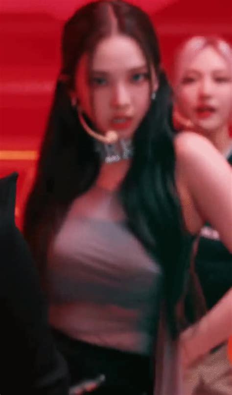 아주 작은 움직임에도 계속 흔들리는 가슴 에스파 카리나