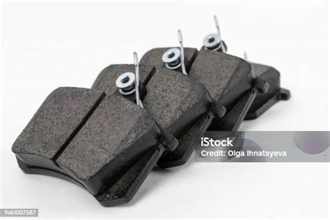 새로운 자동차 부품의 세트입니다 흰색 배경에 새 브레이크 패드 공간을 복사하십시오 브레이크 부품 세트 자동차 상점 또는 자동차 서비스의 개념입니다 0명에 대한 스톡 사진 및