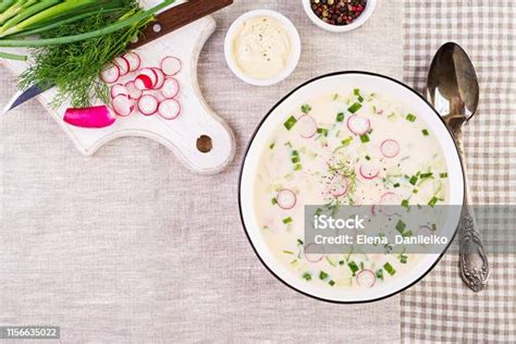 신선한 오이 무 감자 소시지와 함께 차가운 수프와 요거트 전통 러시아 음식 오크로슈카 여름 의 차가운 수프 맨 위 보기 플랫 레이 무에 대한 스톡 사진 및 기타 이미지