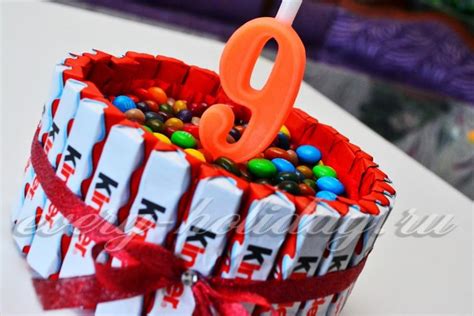 Сувенирный торт из киндер шоколадок Раскладка конфет Торт с конфетами Торт