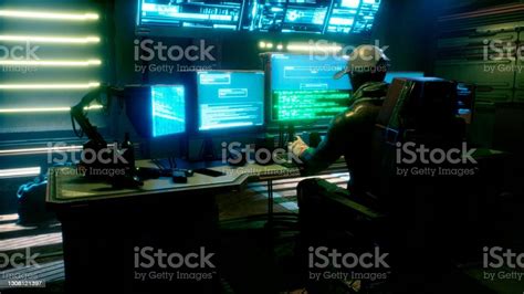 빛나는 모니터에 둘러싸인 남성 해커는 사무실의 어두운 방에서 다른 사람의 컴퓨터 네트워크에 해킹 3d 렌더링 3차원 형태에 대한 스톡 사진 및 기타 이미지 Istock