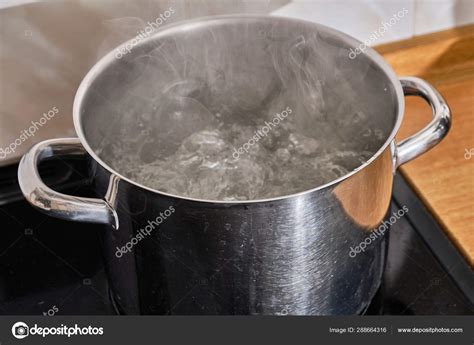 끓는 물 냄비에 — 스톡 사진 © Janmach 288664316