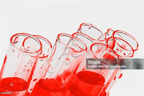 실험실 플라스크 혈액 붉은 액체 테스트 바이러스 더러운 피 유리 항아리 실험실 흰색 배경 투명 유리 화학 의학 실험실 제약 0명에 대한 스톡 사진 및 기타 이미지 Istock