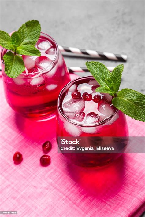 석류와 그린 민트 잎 핑크 얼음 감기 음료 소녀 파티 축 하 휴일에 대 한 낭만적인 음료 0명에 대한 스톡 사진 및 기타 이미지