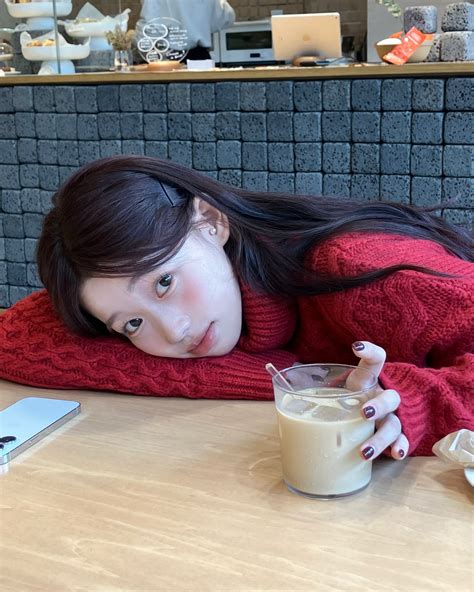 채영 12월 마무리 잘 하십쇼 🤍 Instagram