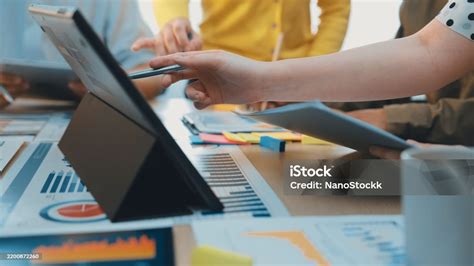 다양한 팀과의 협업 비즈니스 미팅 디지털 태블릿의 보고서 분석 컨퍼런스 테이블 Sactr의 그래프 및 차트 근처 가정의 방에 대한 스톡 사진 및 기타 이미지 Istock