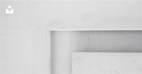 흰색 콘크리트 벽에 흰색 나무 문 사진 Unsplash의 무료 회색 이미지