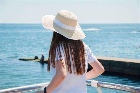 햇볕이 잘 드는 날에 해변 전망을 즐기는 태양 모자를 쓴 여자 행복한 여름날 여행 및 휴가 컨셉 20 24세에 대한 스톡 사진 및 기타 이미지 Istock