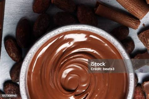 녹는 초콜릿 또는 녹은 초콜렛 초콜릿 소용돌이 함께 많은 스택 및 가루와 칩 녹기에 대한 스톡 사진 및 기타 이미지 녹기 독일 만들기 Istock