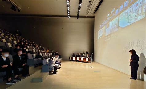 表彰式は展示最終日に、兵庫県立美術館ミュージアムホールにて開催されました。