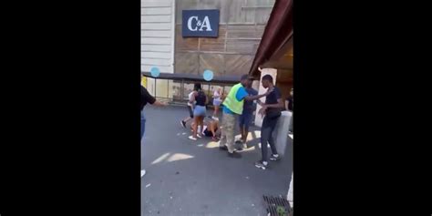 Un Policier De Ligpn Roué De Coups Devant Un Centre Commercial Près De