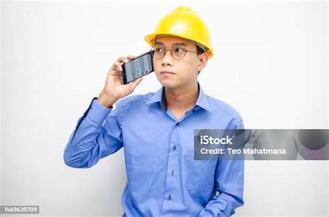 파란색 셔츠와 노란색 안전 안전모를 쓴 남성 건설 노동자 엔지니어 건축가 건설 산업에 대한 스톡 사진 및 기타 이미지 건설 산업 건설업자 건축 Istock