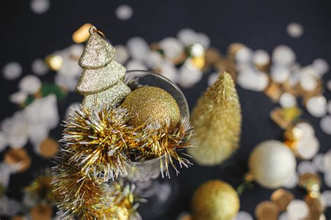 메리 크리스마스와 새해 복 많이 받으세요 현대 크리스마스 구성 검은 반짝이는 배경에 와인 잔에 황금빛 반짝이 보블 상단 전망 무디 홀리데이 배너 0명에 대한 스톡 사진 및