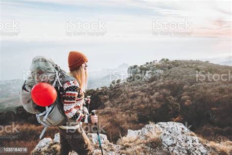 휴가 함께 배낭 등산 여행 생활 성공 개념 모험 활성 야외 하이킹 스포츠 여자 여행자 감정에 대한 스톡 사진 및 기타 이미지 감정 개념 건강한 생활방식 Istock