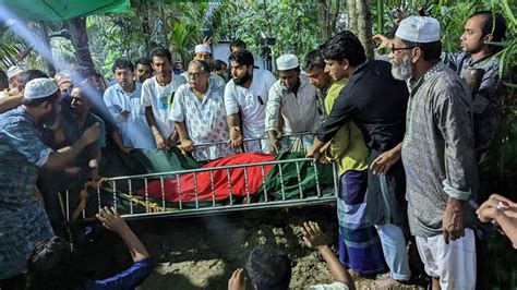 মায়ের শাড়ি মুড়িয়ে মায়ের কবরের পাশে চিরনিদ্রায় সিরাজুল আলম খান