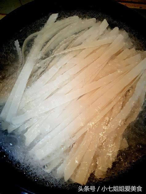 不去陝西也能吃到正宗的油潑麵自己在家做起來非常簡單 每日頭條