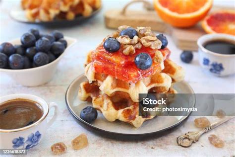 벨기에 전통 와플 블러드 오렌지 블루베리 드레싱 커피 한 잔 0명에 대한 스톡 사진 및 기타 이미지 0명 달콤한 음식 베리류 Istock