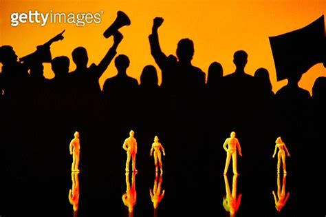 미니어쳐 사회이슈 주제 정치 컨셉심볼 심볼 전쟁 싸움 전쟁터 인조공간 갈등 대결 컨셉 글로벌 지구촌 희생자 저지하기 홀딩 시민