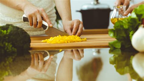 부엌에서 요리 하는 인간의 손의 클로즈업 어머니와 딸 또는 신선한 샐러드 야채를 절단 하는 두 여자 친구 우정 가족 저녁 식사 및 라이프 스타일 개념 가까운에 대한 스톡