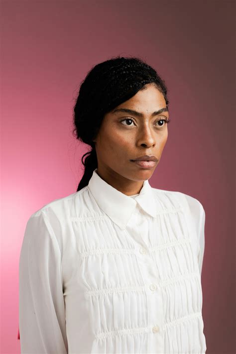 분홍색 배경의 여성 초상화 · 무료 스톡 사진