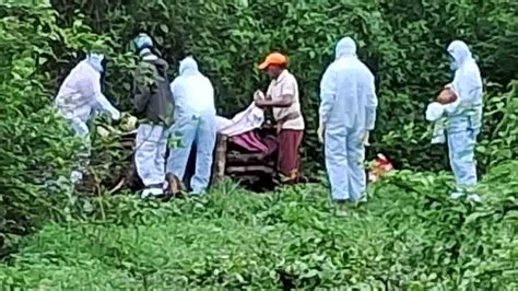 Ppe Kits పీపీఈ కిట్లు ధరించి అంత్యక్రియలు నిర్వహించిన కుటుంబం