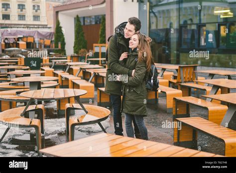 Ein Junges Paar In Der Liebe Und Ein Mädchen Und Ein Schüler Stehen