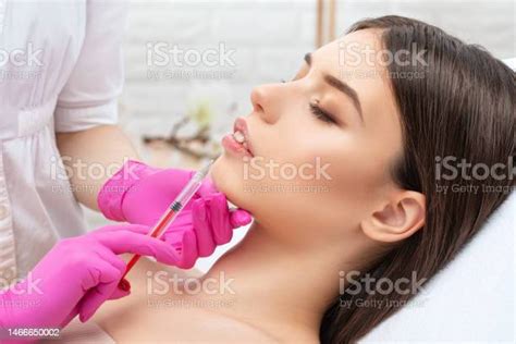 아름다운 여성의 얼굴에 입술 확대 주름 방지 주사를위한 주사 뷰티 살롱에서 여성 미용 화장품 Platelet Rich Plasma에 대한 스톡 사진 및 기타 이미지 Istock