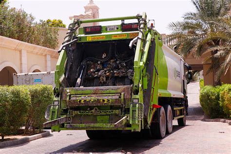 두바이 아랍에미리트 2020년 8월 12일 쓰레기 트럭 및 쓰레기 수집가 거리 쓰레기 호텔 및 병원 쓰레기에 메인 사용
