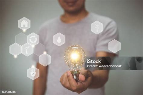 전구를 들고 있는 손 환경과 혁신아이디어 혁신적인 기술과 솔루션 창조적 인 비즈니스 디자인 개념 비즈니스에 대한 스톡 사진 및