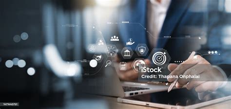 디지털 증강 현실 그래픽으로 작업하는 회사의 재무 대차 대조표를 분석하는 사업가 사업가는 장기 투자를위한 재무 데이터를 계산합니다 현금 흐름표에 대한 스톡 사진 및 기타