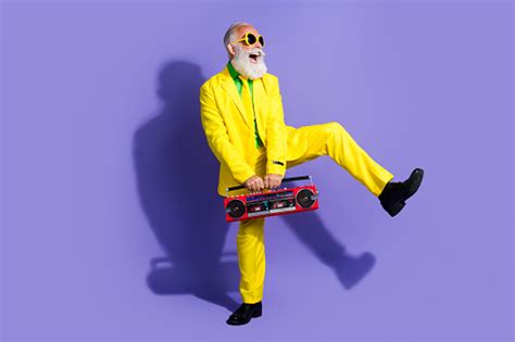 펑키 한 쾌활한 할아버지 입고 노란색 유행 풍의 옷차림 음악 듣기 라디오 보류 빈 공간 보라색 배경에 고립 된 사진 55 59세에 대한 스톡 사진 및 기타 이미지 Istock