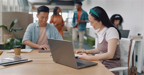 사업가 노트북 브레인스토밍 아이디어 및 프로젝트 계획을 가진 아시아 여성 잡지 레이아웃 또는 피드백이 있는 기술 대화 또는 창의성을 갖춘 직원 편집 팀 또는 그룹 25 29