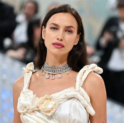 Irina Shayk Posa En Topless Y Zapatillas Nike E Incendia Las Redes