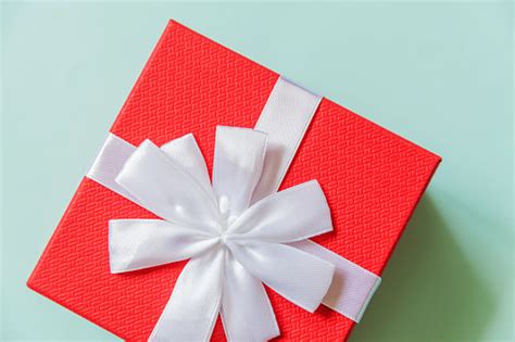 크리스마스 새해 생일 발렌타인 축하 선물 로맨틱 한 개념 파스텔 블루 컬러풀 한 배경에 고립 된 최소한의 디자인 빨간 선물 상자 플랫 레이 상단 뷰 복사 공간 12월에 대한