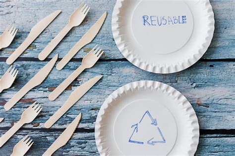 연한 파란색 나무 배경에 환경 친화적 인 식기가있는 평평한 누워 구성 크래프트 종이 접시와 나무 칼 붙이 재활용 가능한 종이 폐기물 개념 제로 선택적 초점 0명에 대한 스톡