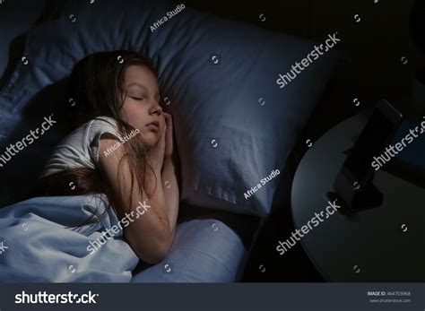 Стоковая фотография 464703968 милые спящая девушка в постели Shutterstock