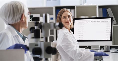 고위 연구 여성 의사 팀이 파트너십 협업 및 의료 디지털 테스트 결과에 대해 함께 제공합니다 전문 의료 과학 실험실 근로자의 행복한 팀워크와 협력 과학자에 대한 스톡 사진