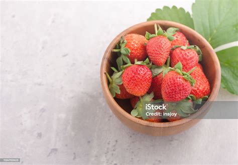 건축 구체적인 배경 근접 촬영 Topview Copyspace에 고립 된 아름 답 고 맛 있는 딸기의 그릇 0명에 대한 스톡 사진 및 기타 이미지 Istock