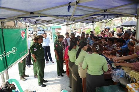 စစ်တွေမြို့ရှိ မုန်တိုင်းဒဏ်သင့်ပြည်သူများအား ဆန်၊ ဆီ၊ ဆား၊ ကြက်ဥ၊ ဟင