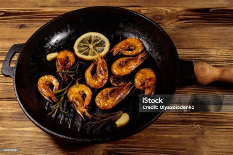 나무 테이블에 그릴 프라이팬에 향신료 로즈마리 레몬을 곁들인 새우 구이 갑각류에 대한 스톡 사진 및 기타 이미지 갑각류 검은색 구이 Istock